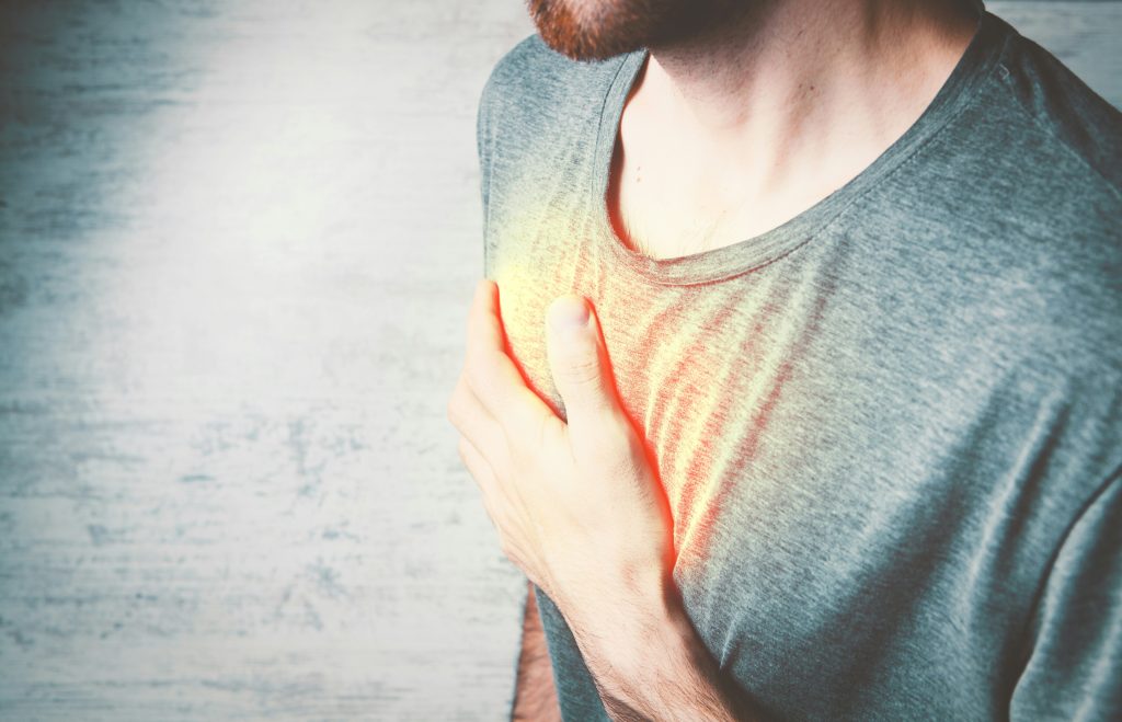 Por qué aparece dolor en el pecho sin hacer esfuerzo - Salud.hn